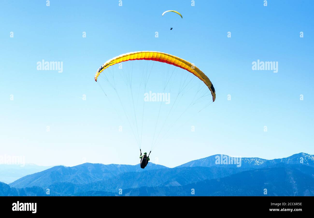 Two people hang gliding hi-res stock photography and images - Alamy