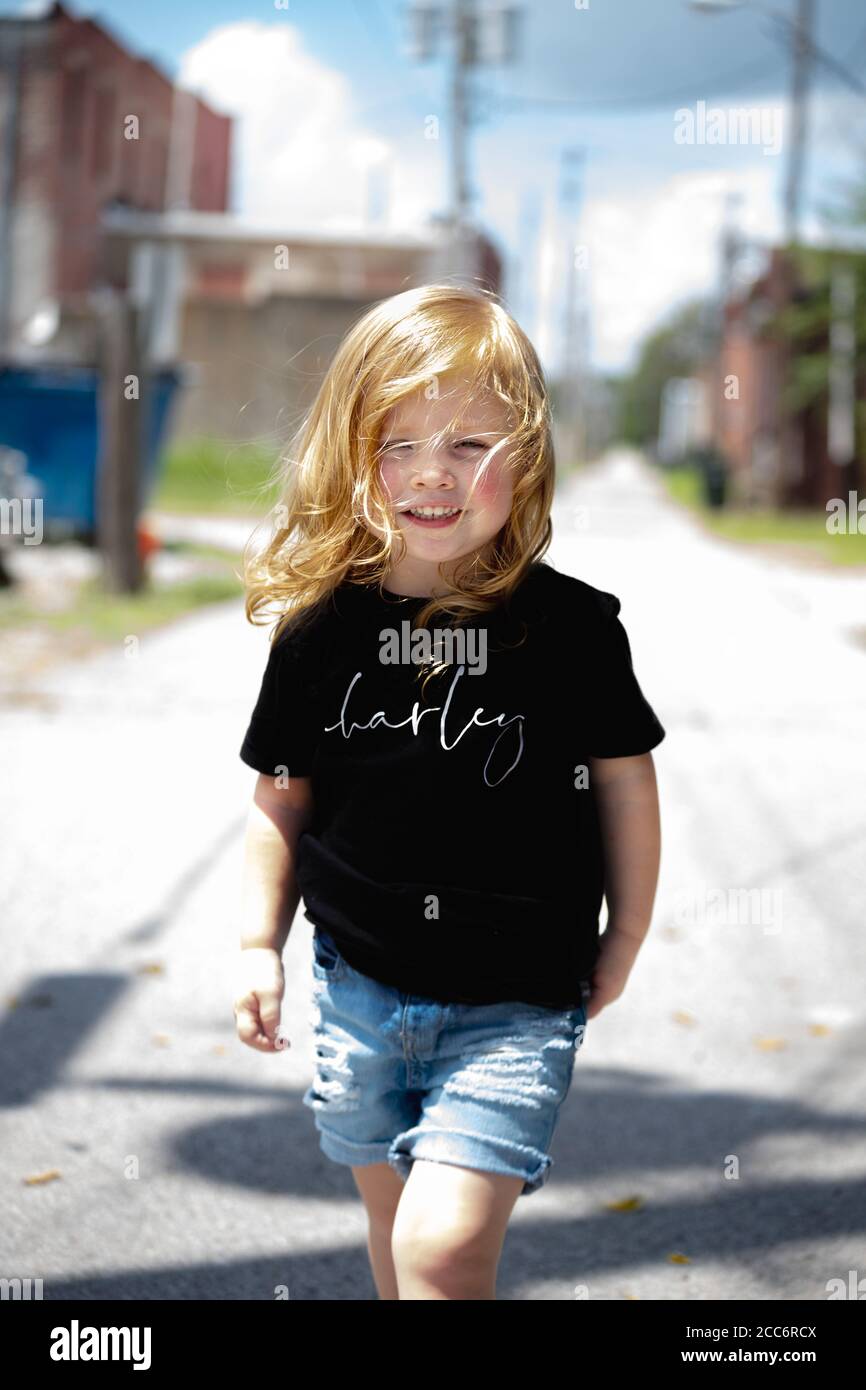 Girl in red shorts hi-res stock photography and images - Alamy