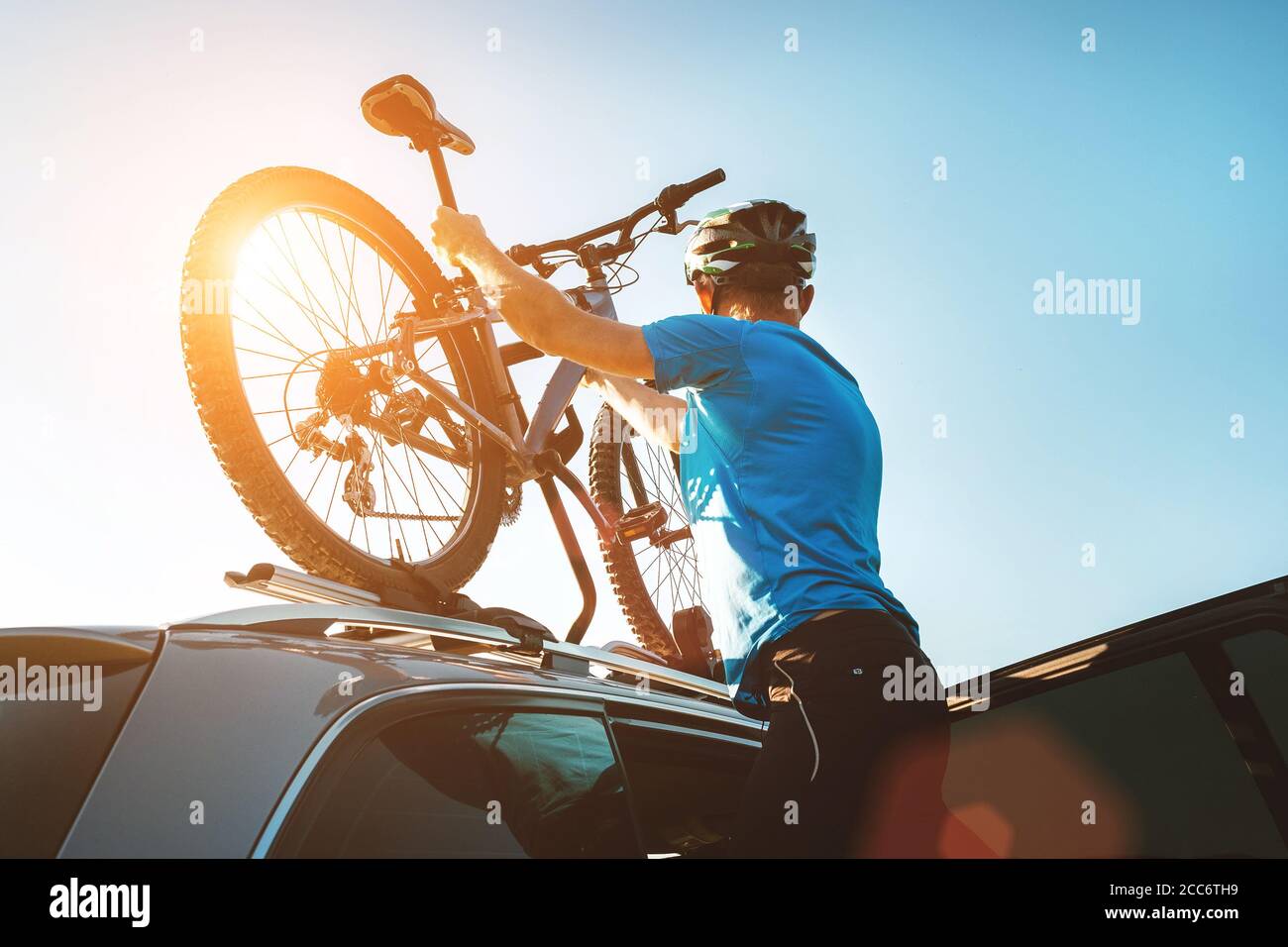 Car with bike roof rack hi-res stock photography and images - Alamy
