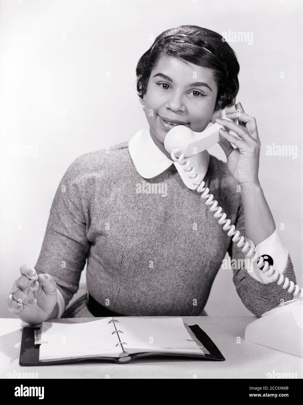 Female speaking on the phone 1950s hi-res stock photography and images ...