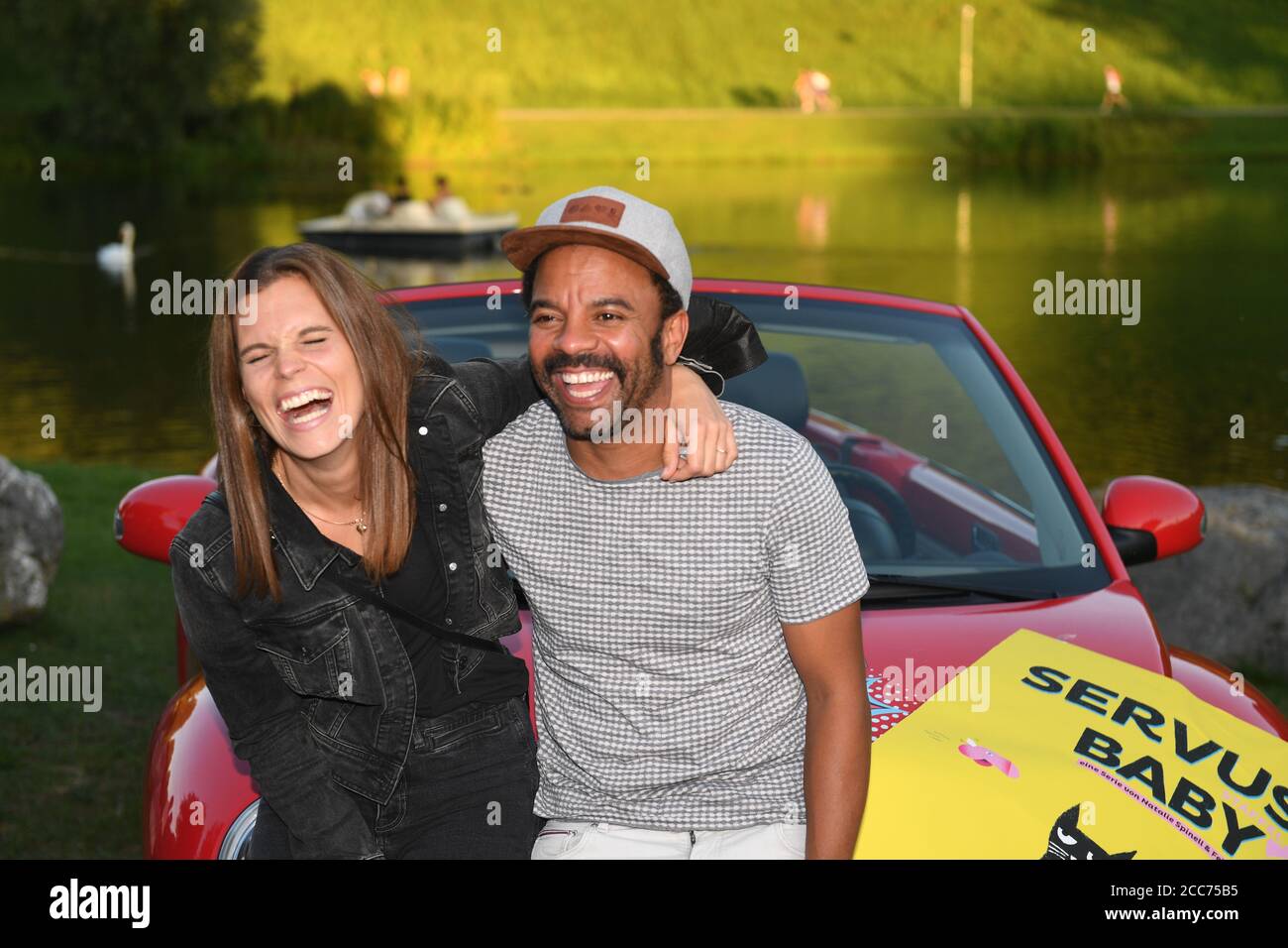 Munich, Germany. 19th Aug, 2020. The actor Simon Pearce and his wife ...
