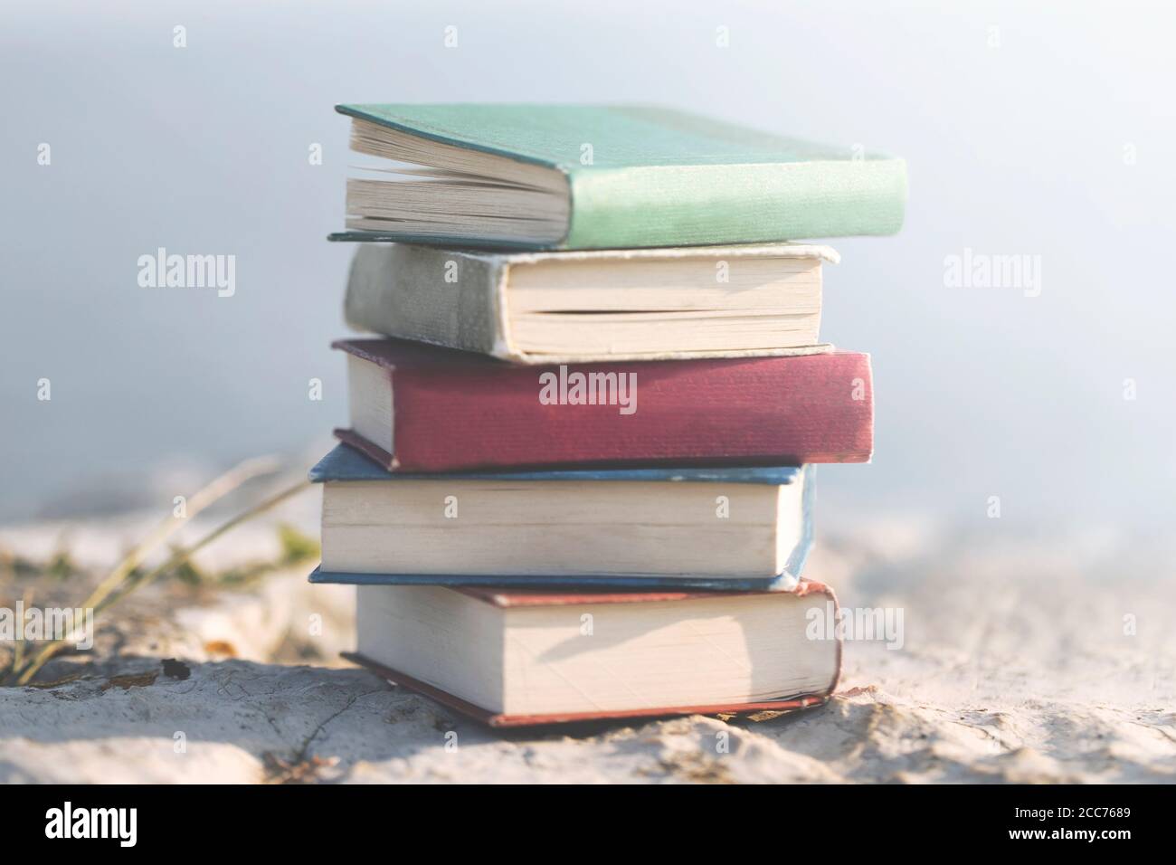 Books on top of each other hi-res stock photography and images - Alamy