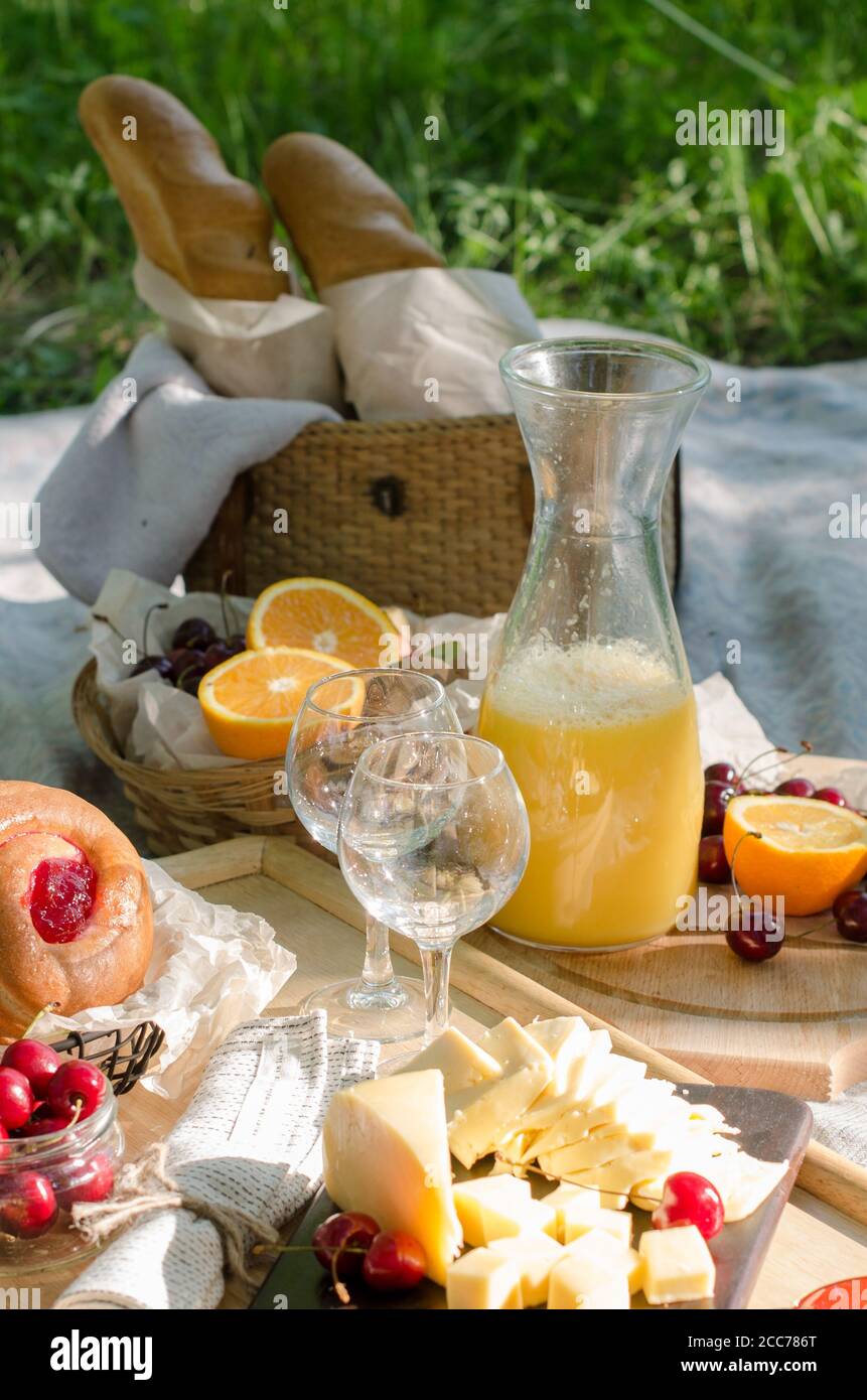 Picnic food hi-res stock photography and images - Alamy