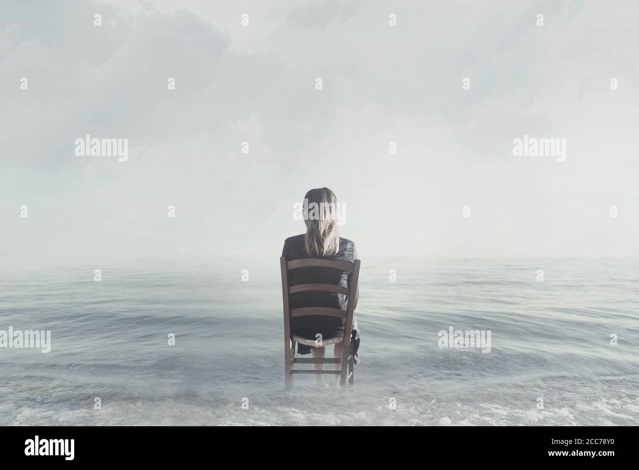 Sad woman ocean hi-res stock photography and images - Alamy