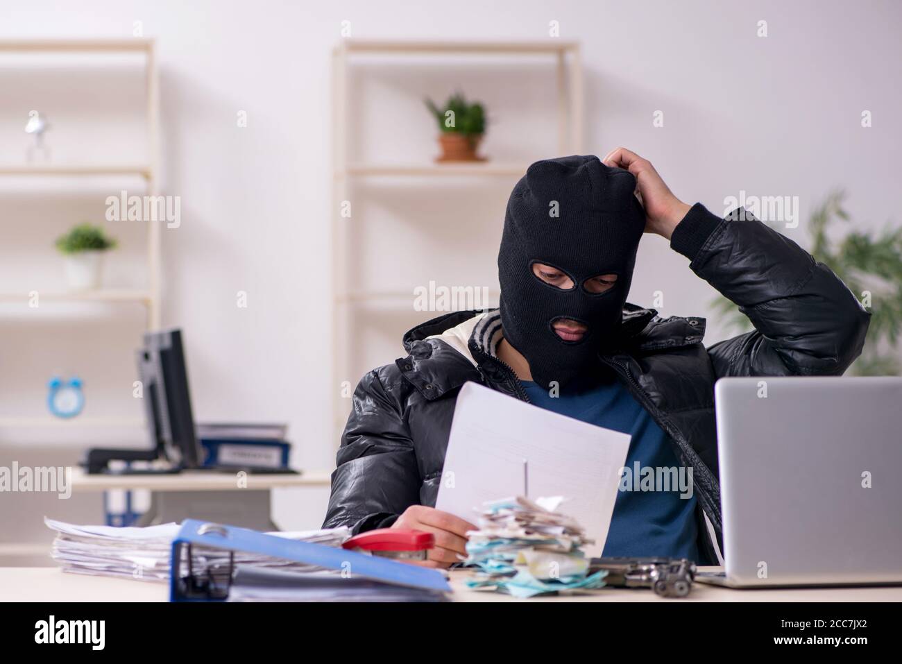 Hacking gang hi-res stock photography and images - Alamy