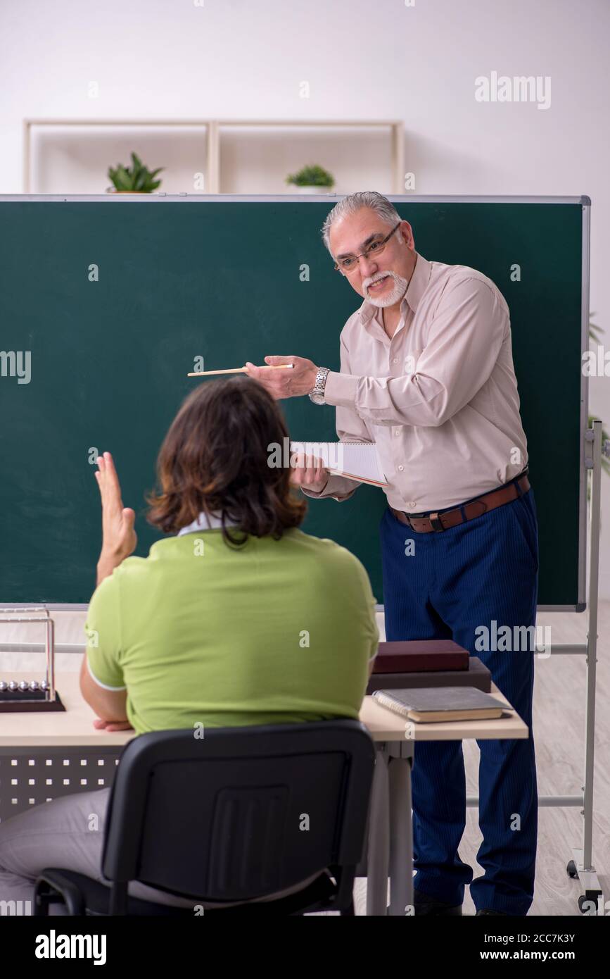 Old professor physicist and student in the classroom Stock Photo - Alamy