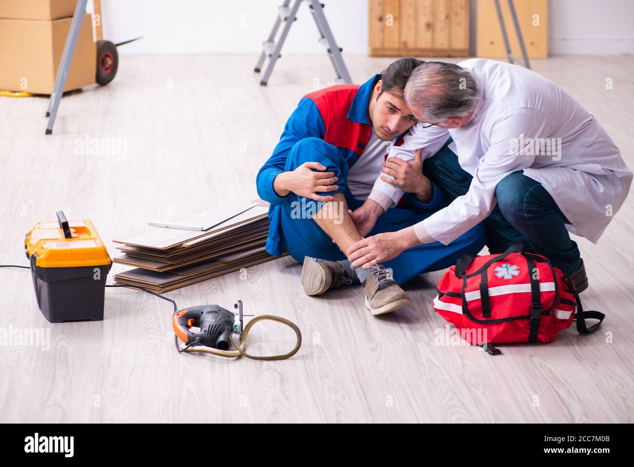 Man bitten snake hi-res stock photography and images - Alamy