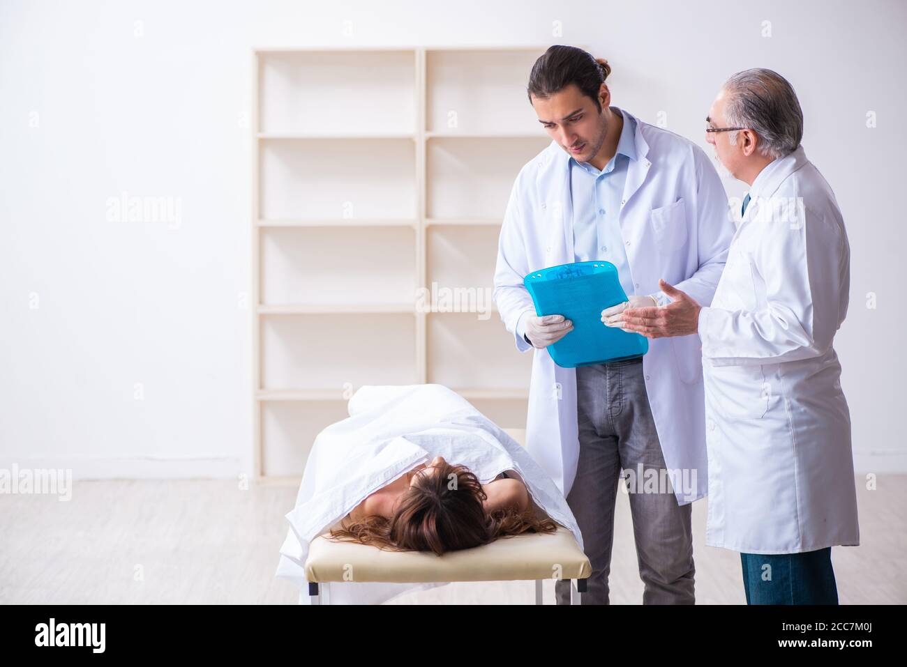 Police coroner examining dead body corpse in the morgue Stock Photo - Alamy