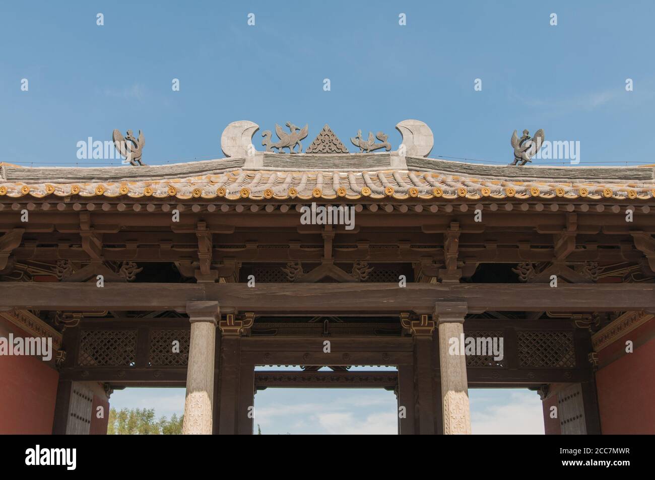 Chinese temple gate Stock Photo - Alamy