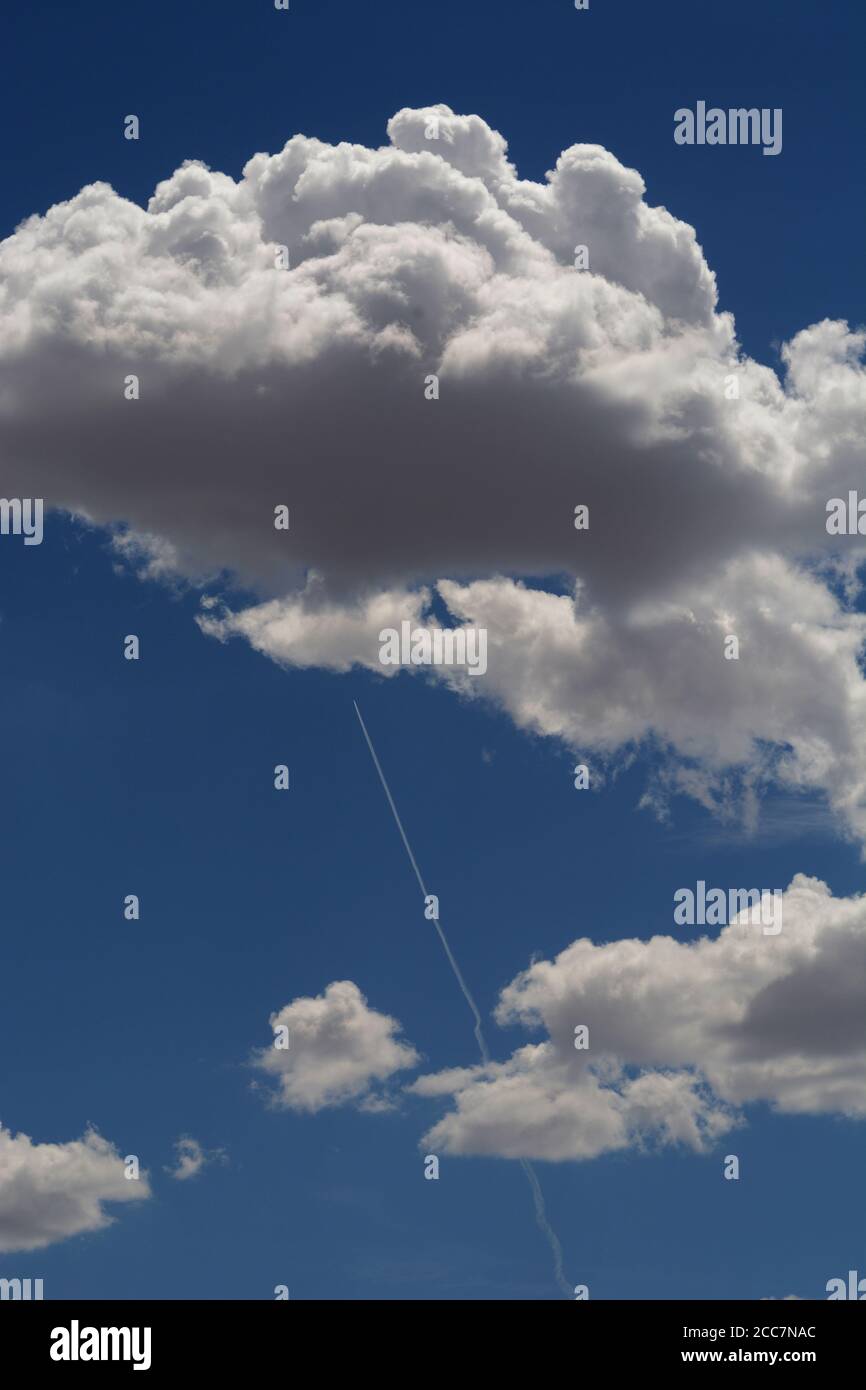 Jet aircraft contrail hi-res stock photography and images - Alamy