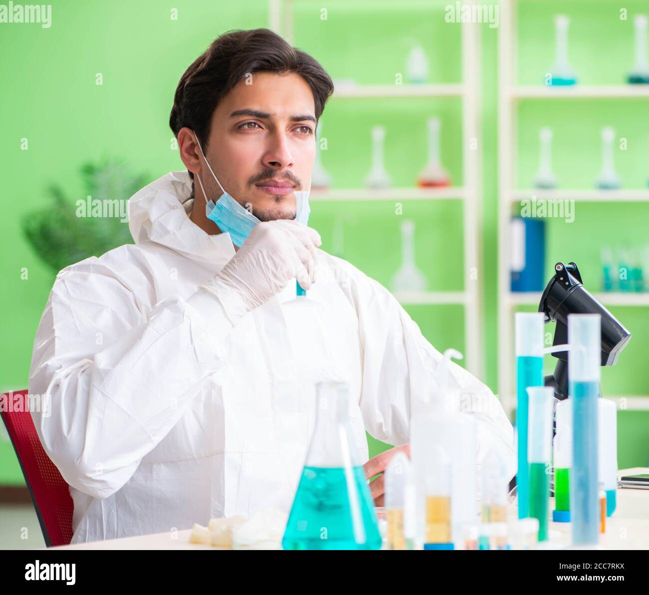 The chemist working in the lab on new experiment Stock Photo - Alamy