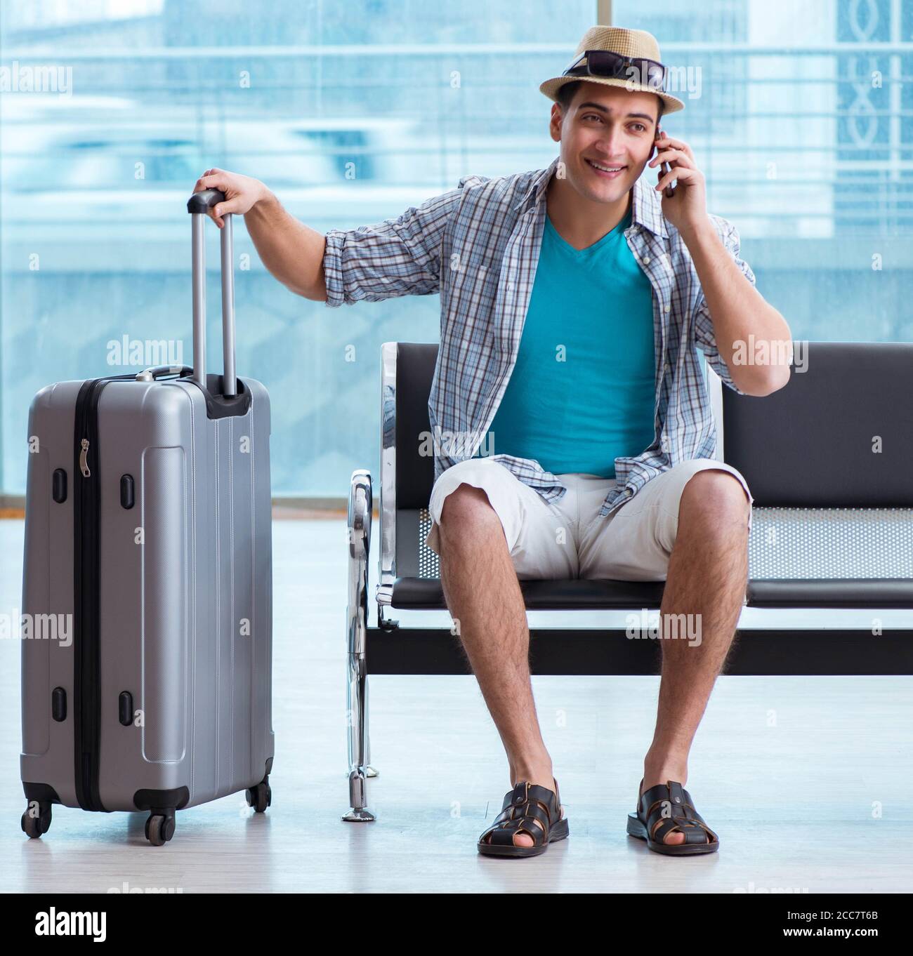 The young man travelling for his summer beach vacation Stock Photo - Alamy
