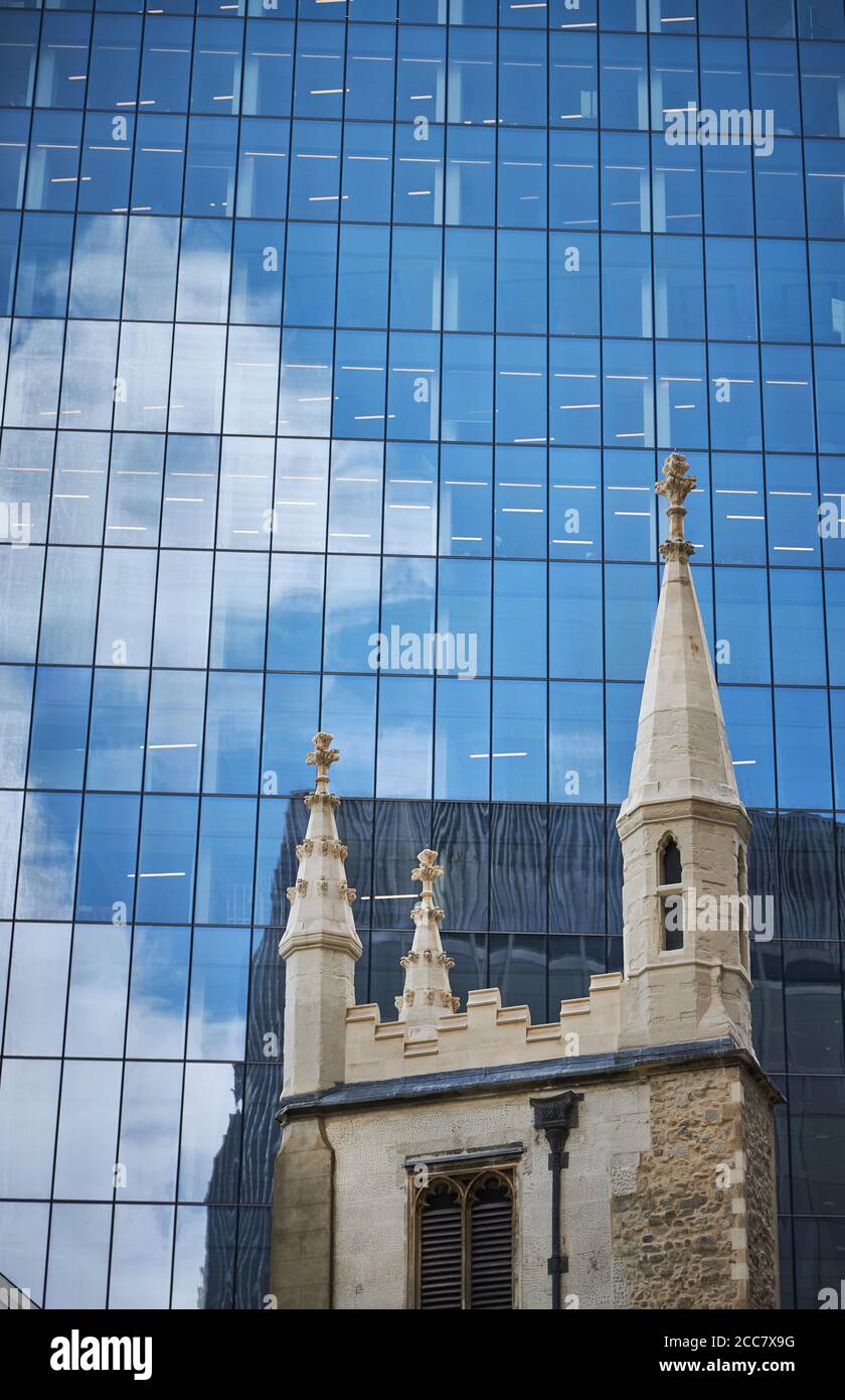 Contrasting archittecture in the City of London's financial district ...