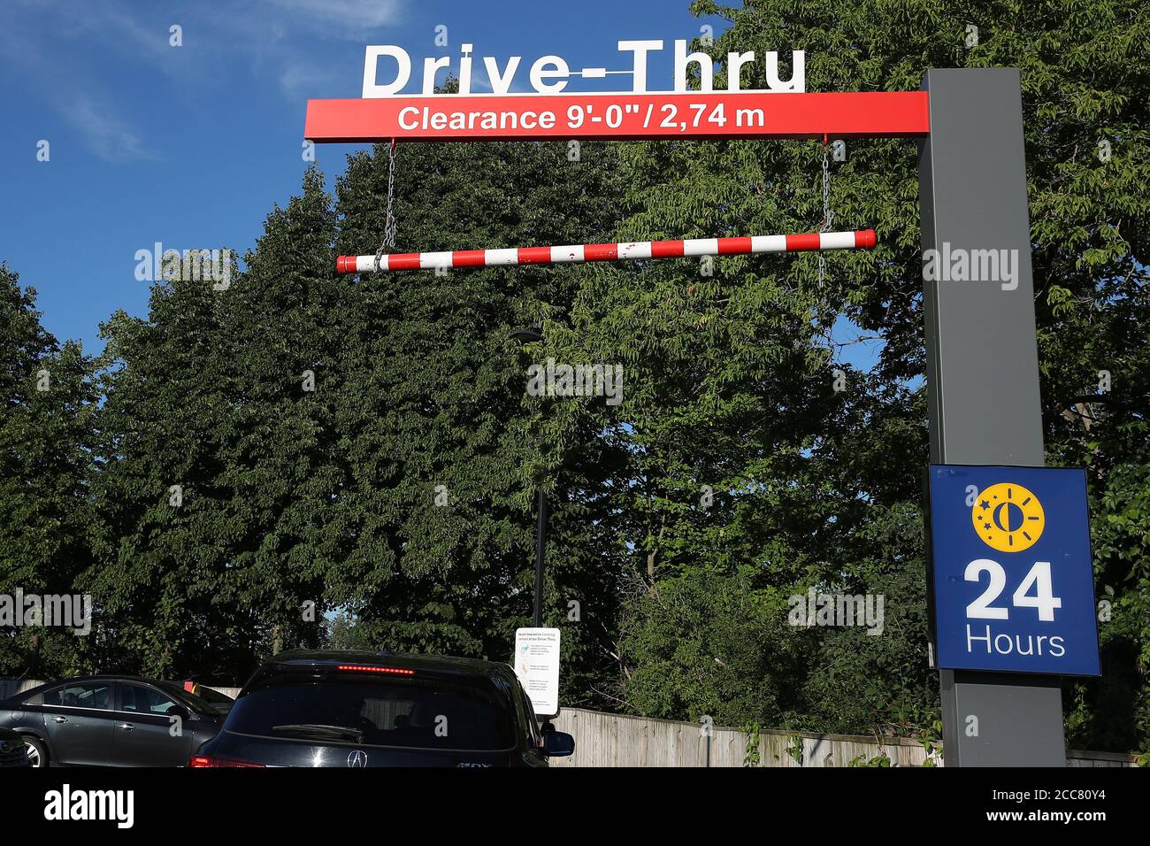 Mcdonalds drive thru sign hi-res stock photography and images - Alamy