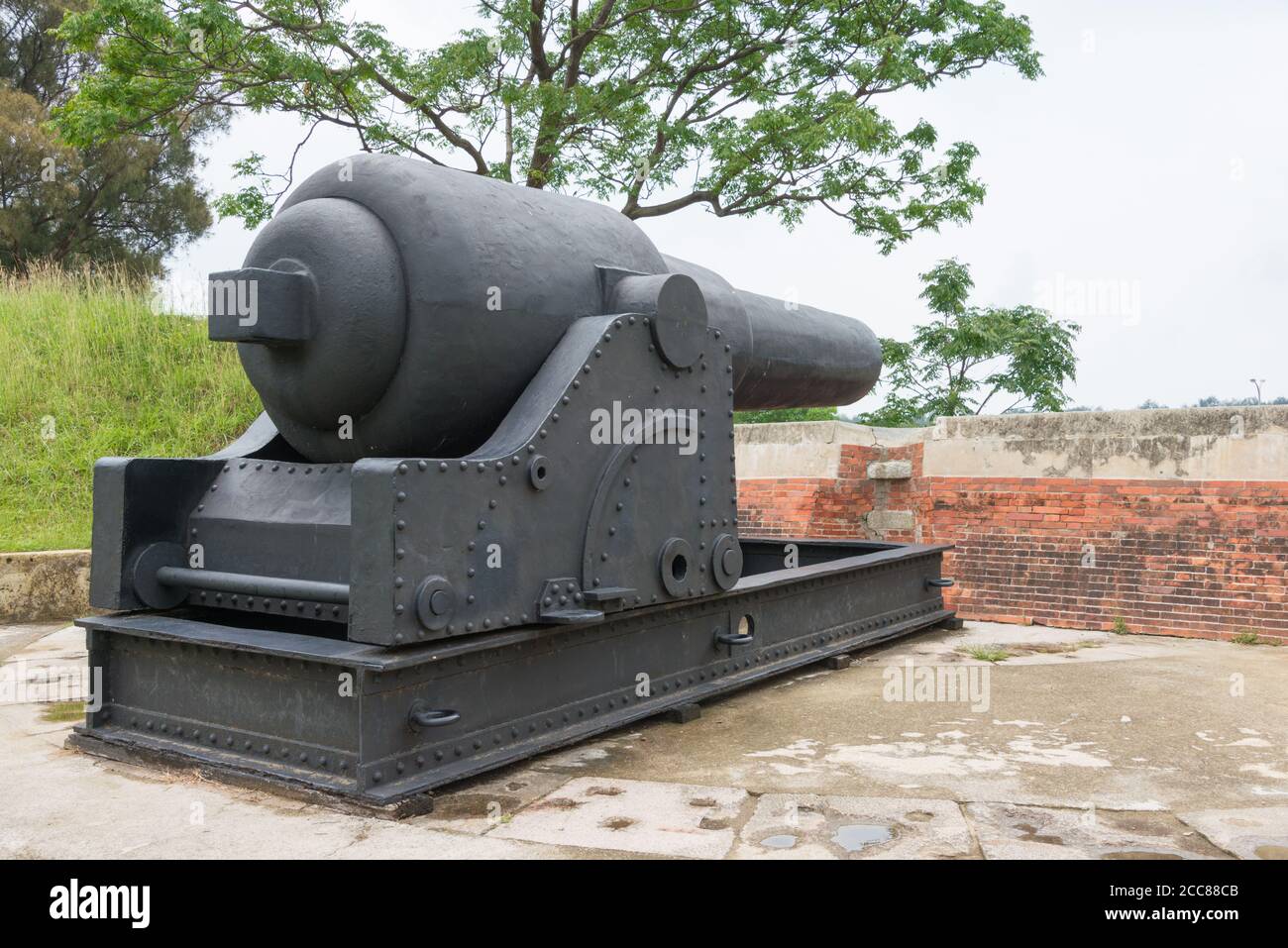 Armstrong Gun at Eternal Golden Castle (Erkunshen Battery) in Tainan ...
