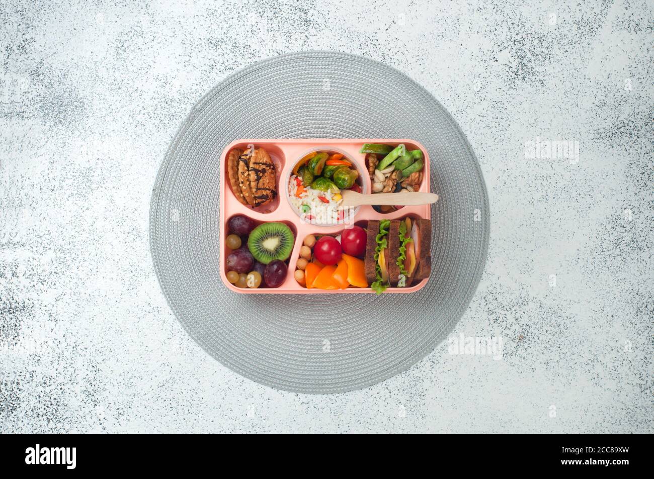 Lunch box with healthy lunch on round napkin Stock Photo - Alamy