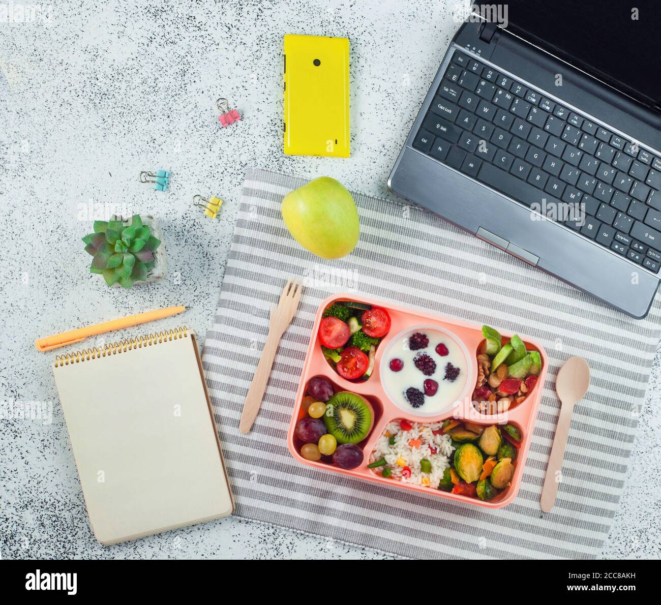 Apple laptop box hi-res stock photography and images - Alamy