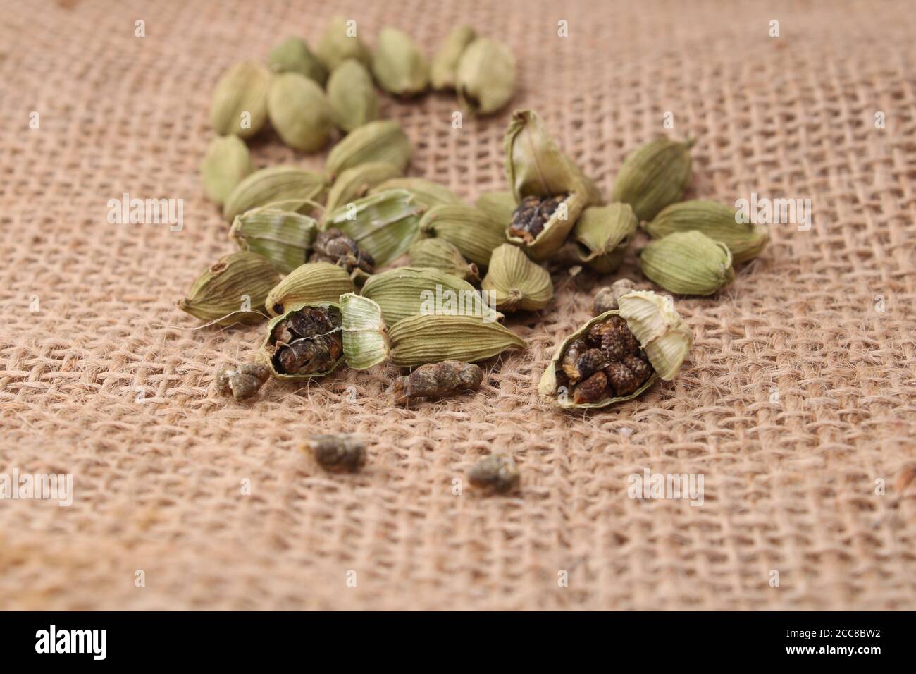 Green cardamom texture hi-res stock photography and images - Alamy
