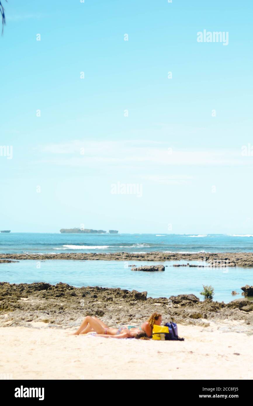 Chillin by the beach on Sunday morning Stock Photo - Alamy