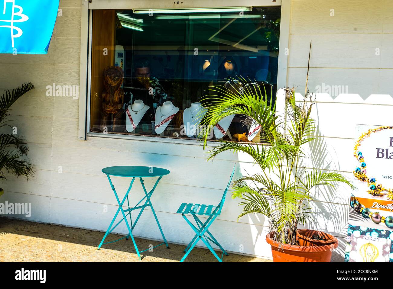 Moorea, French Polynesia: 09/03/2018: A local man with his shop where ...