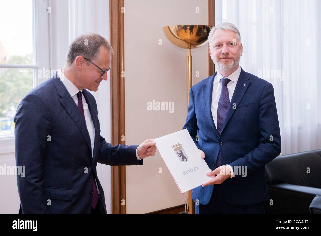 Berlin, Germany. 20th Aug, 2020. Michael Müller (SPD, l), Governing ...