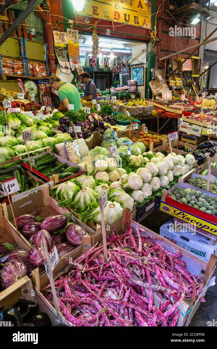 Italian grocers hi-res stock photography and images - Alamy