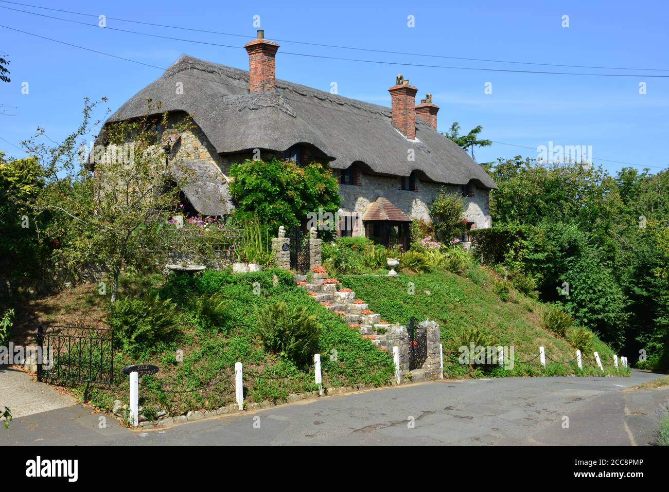 Straw roofed cottage hi-res stock photography and images - Alamy
