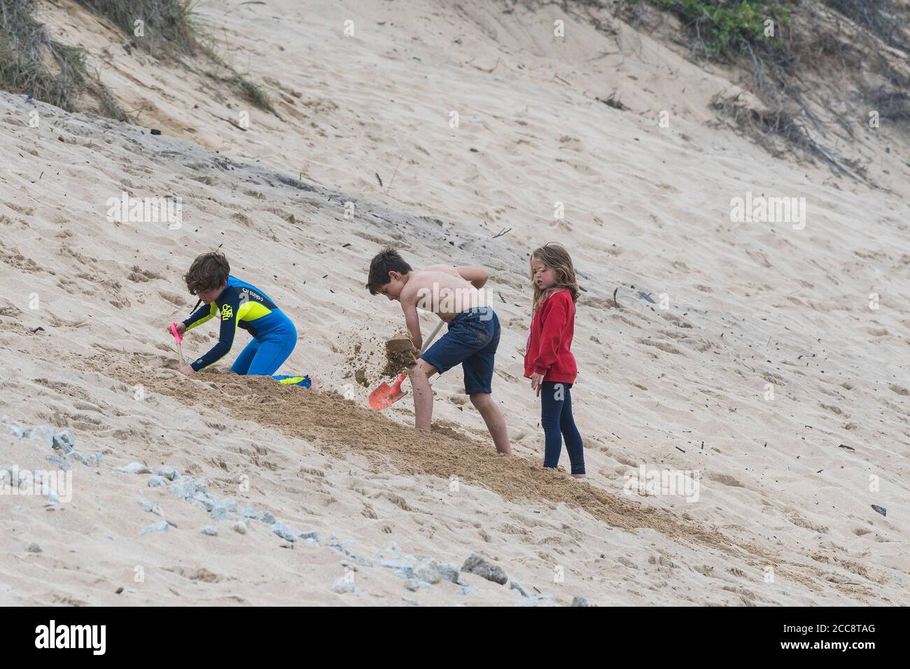 Kids digging hi-res stock photography and images - Alamy