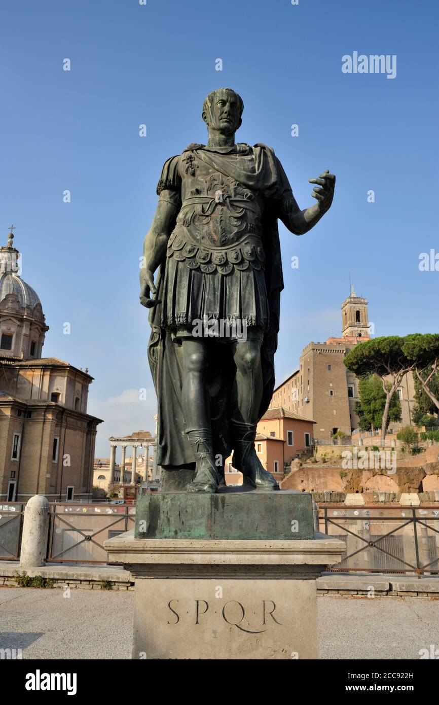 Monuments statue statues sculpture hi-res stock photography and images ...