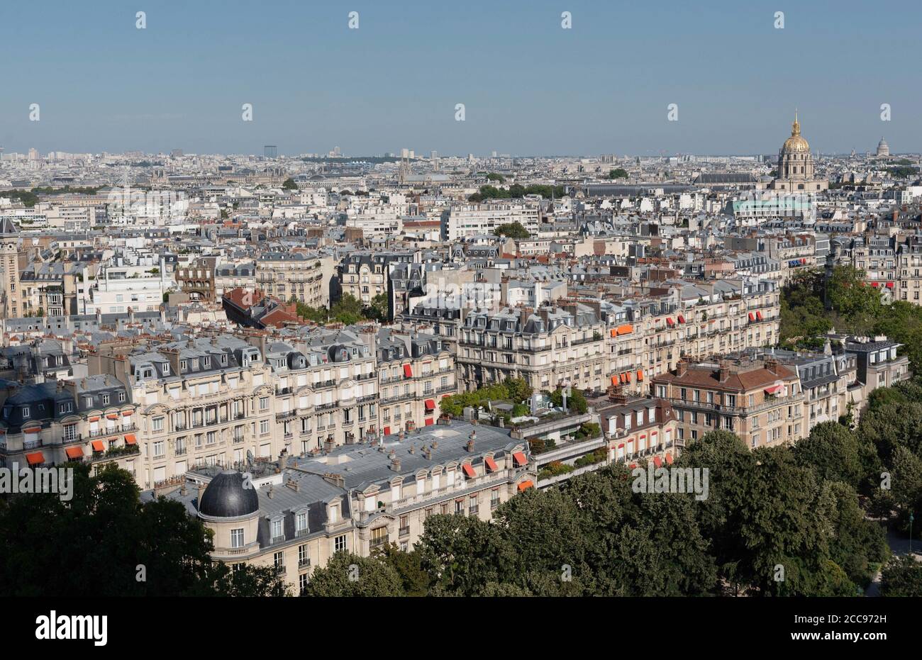 Paris (France): panoramic view of buildings in the 7th arrondissement ...