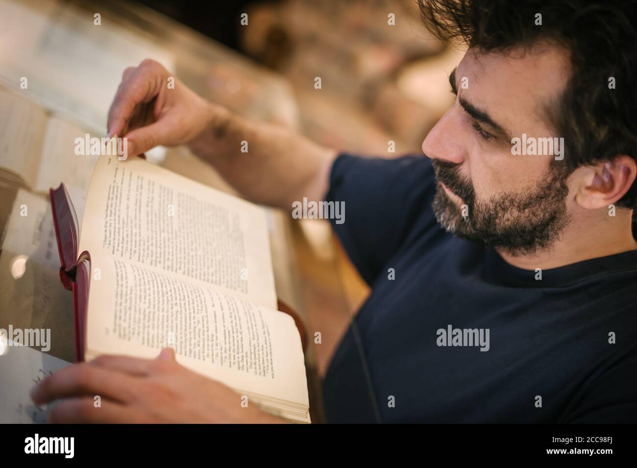 Sofa reading book old books hi-res stock photography and images - Alamy