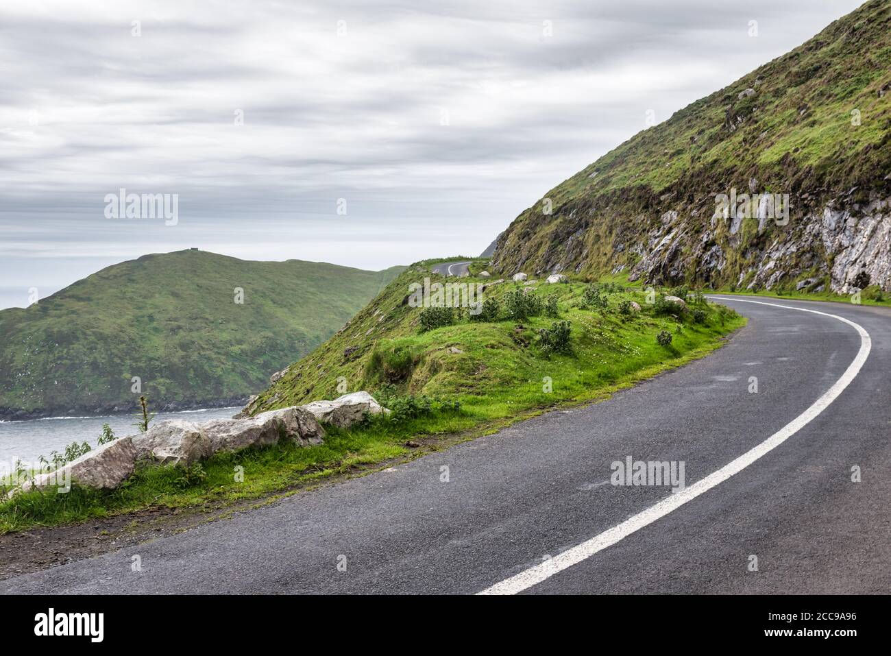 Side cliff road hi-res stock photography and images - Alamy
