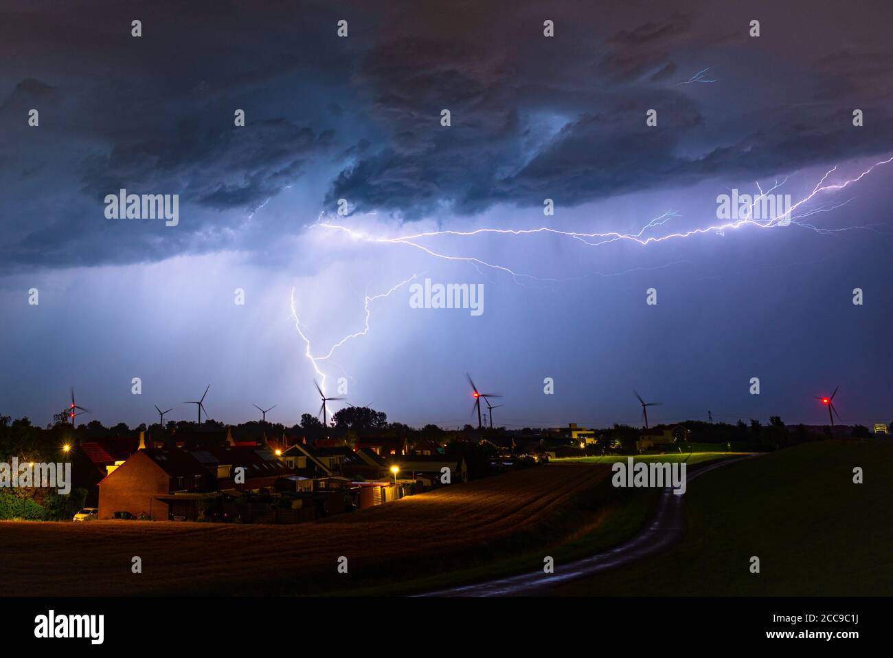 Two types of lightning strikes: one that strikes from cloud to ground ...