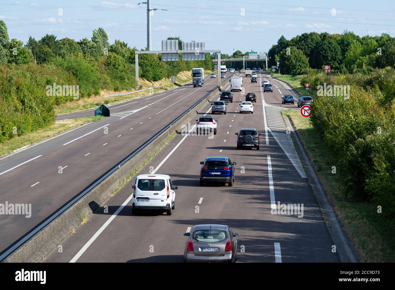 Two lane dual carriageway hi-res stock photography and images - Alamy