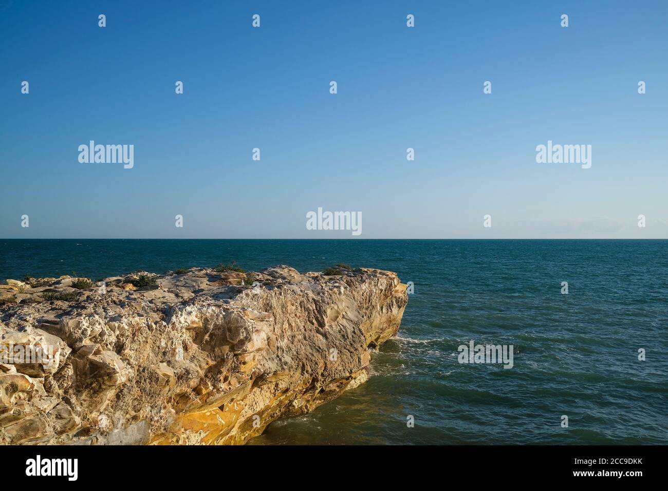 Cliff over water hi-res stock photography and images - Alamy