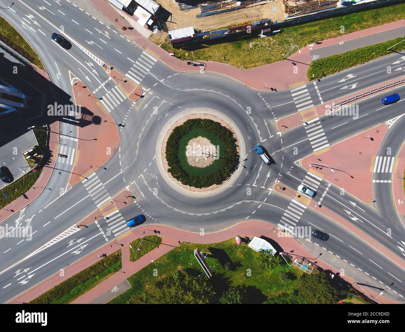 Traffic on roundabout road junction hi-res stock photography and images ...