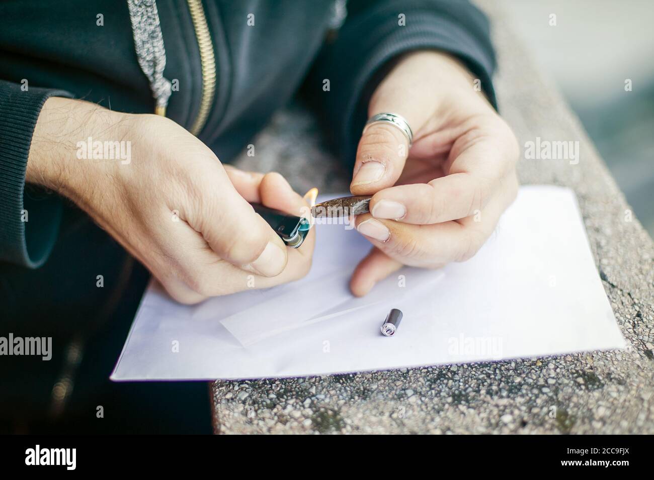 Cigarette roller hi-res stock photography and images - Alamy