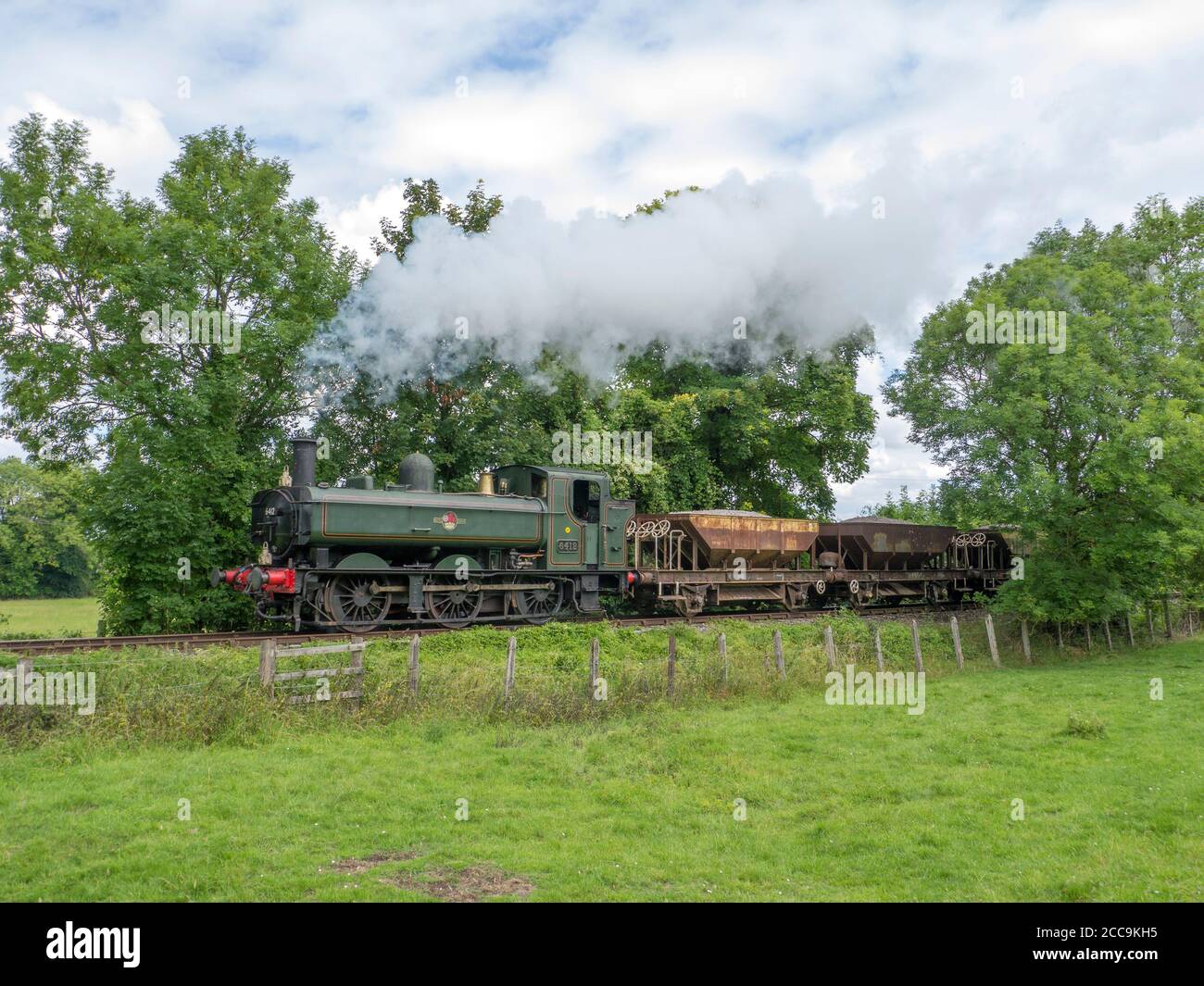 GWR Pannier tank 6412 with a short ballast train on the Chinnor ...