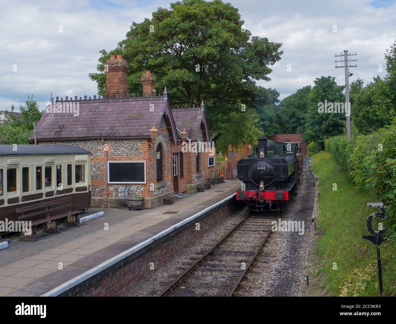 GWR Pannier tank 6412 with a short ballast train on the Chinnor ...