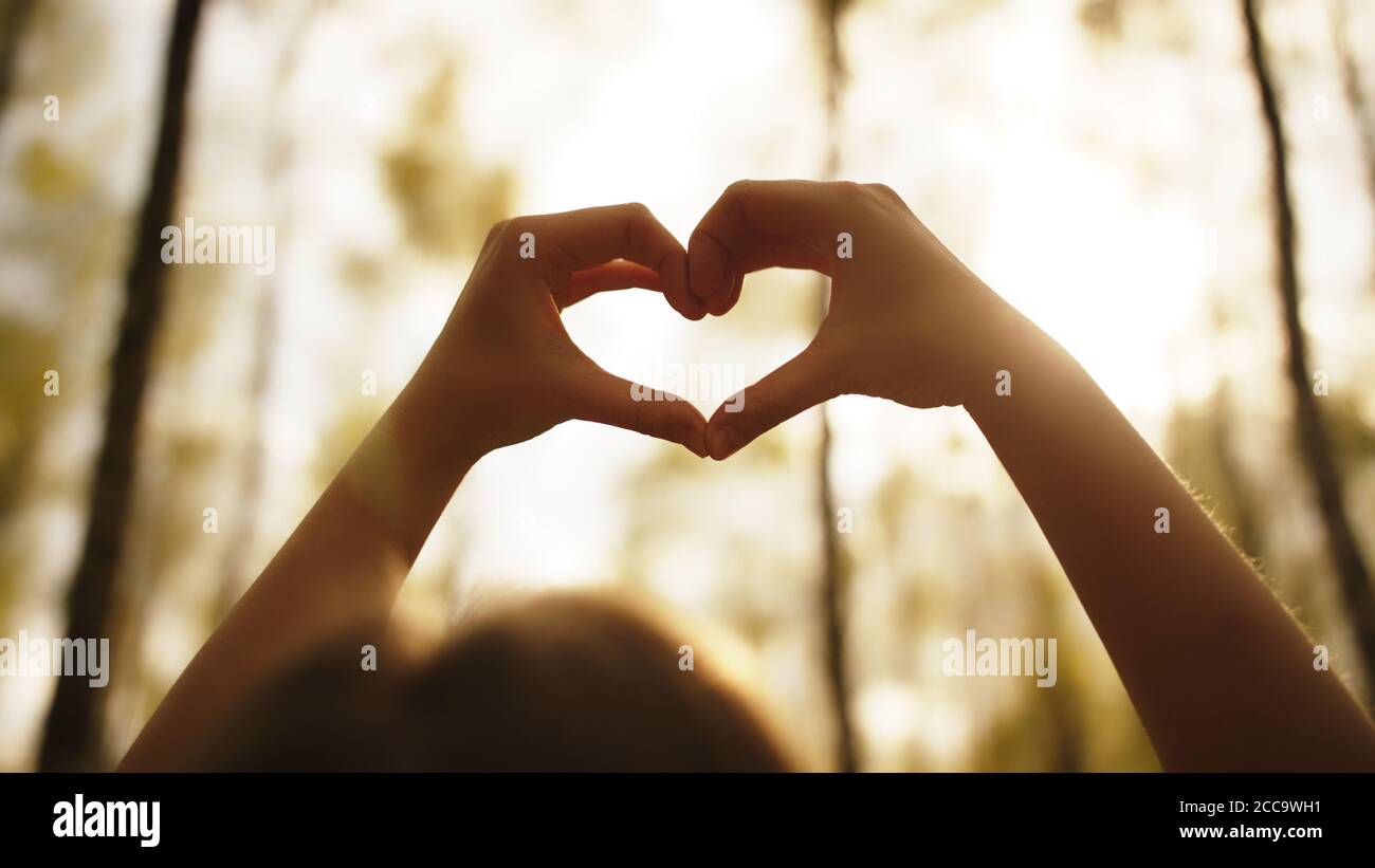 Hands framing sun hi-res stock photography and images - Alamy