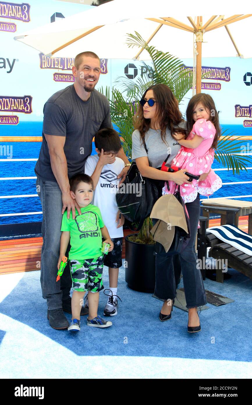 Steve Howey Y Familia