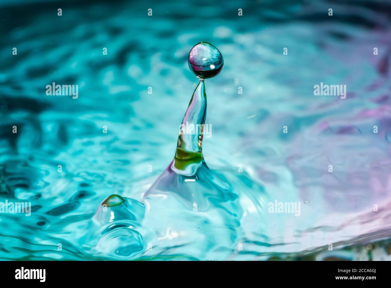 Water droplet impact with water surface - high speed photography ...