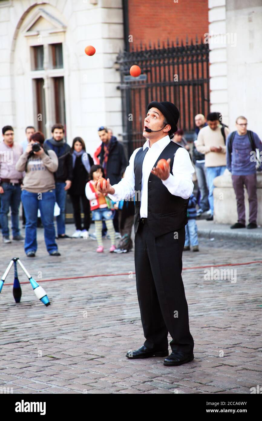 Street performer juggler hi-res stock photography and images - Alamy