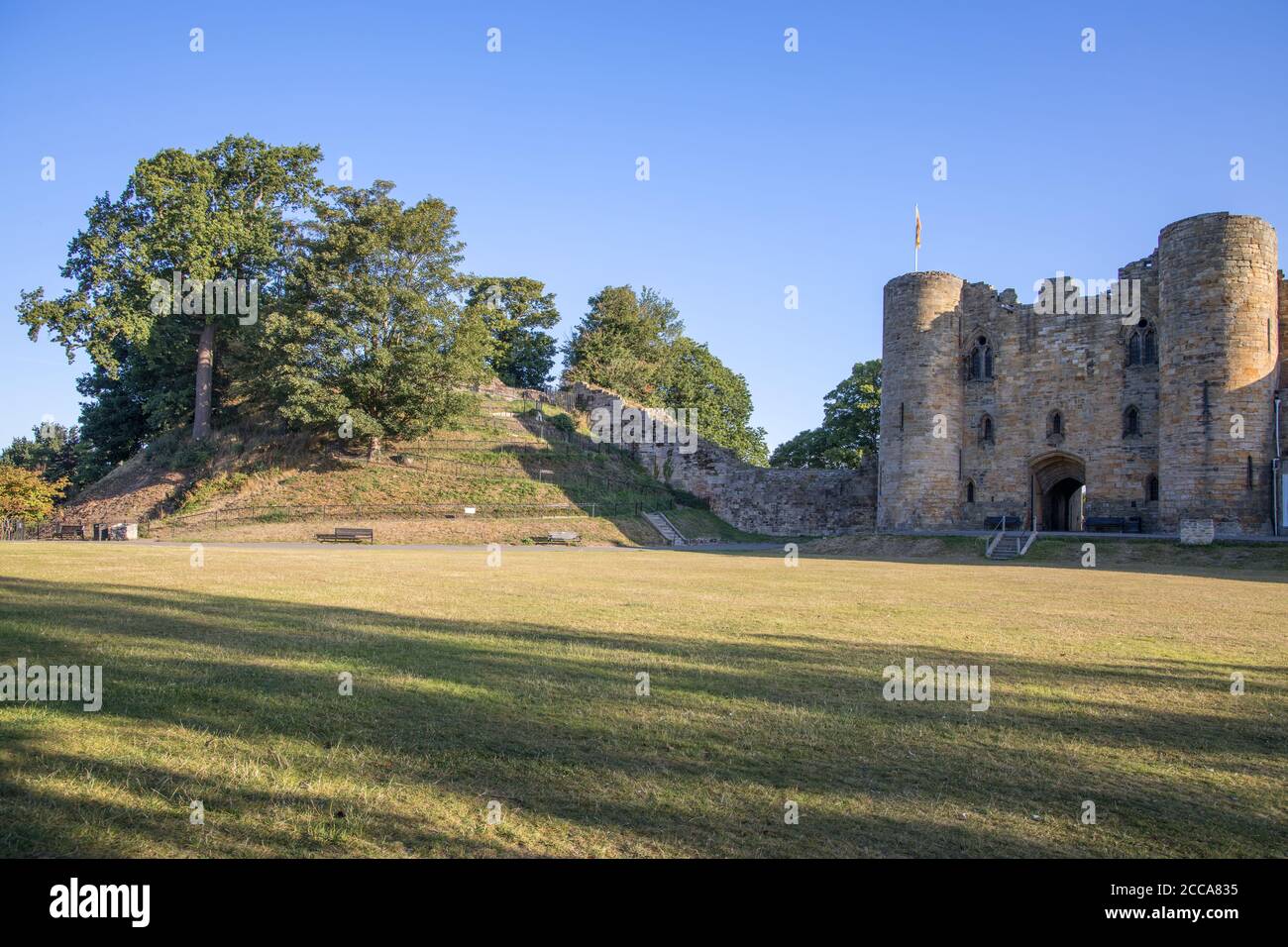the castle in the town of tonbridge on the river medway in kent Stock ...