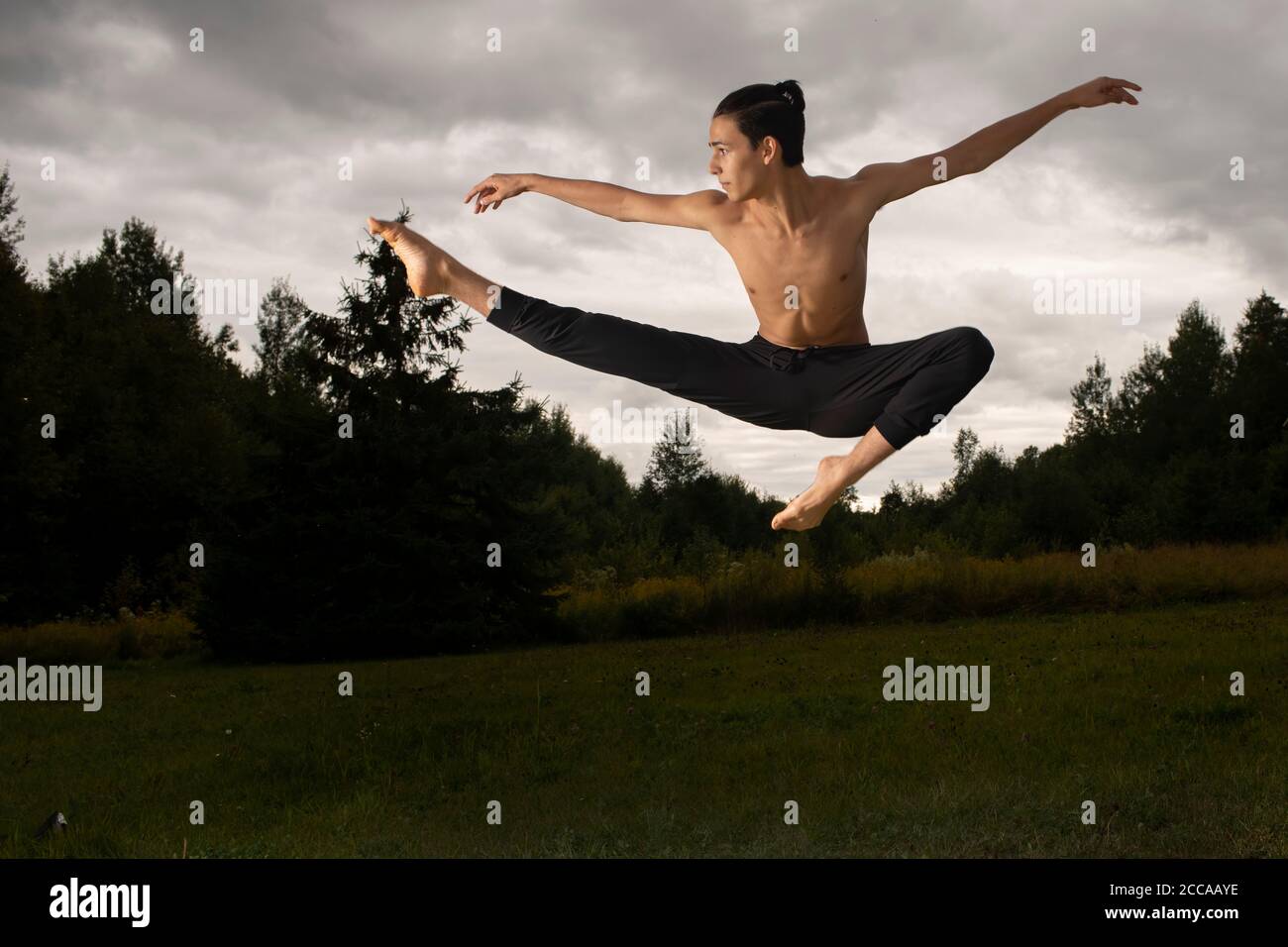 Teen male dancer hi-res stock photography and images - Alamy