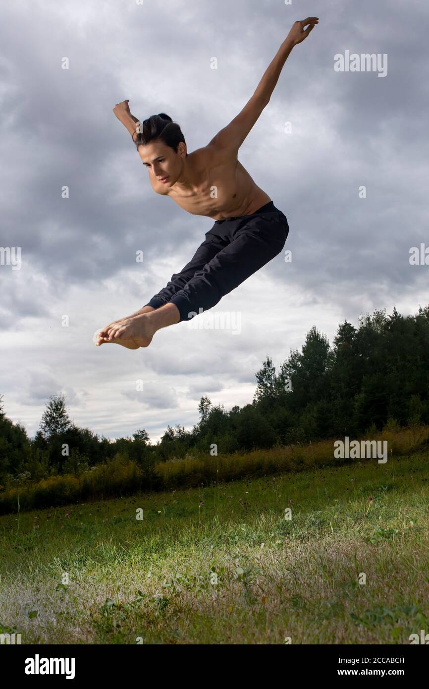 Male dancer jumping hi-res stock photography and images - Alamy