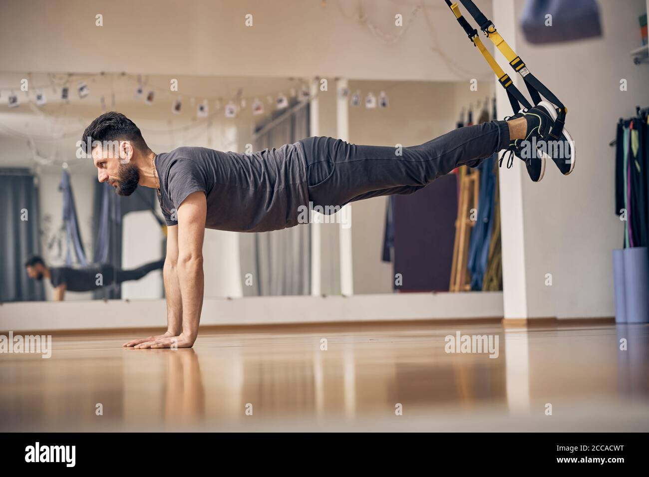 Sportsman doing side plank hi-res stock photography and images - Alamy