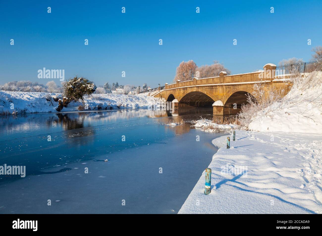 Pershore New Bridge and the ice covered River Avon, Worcestershire ...