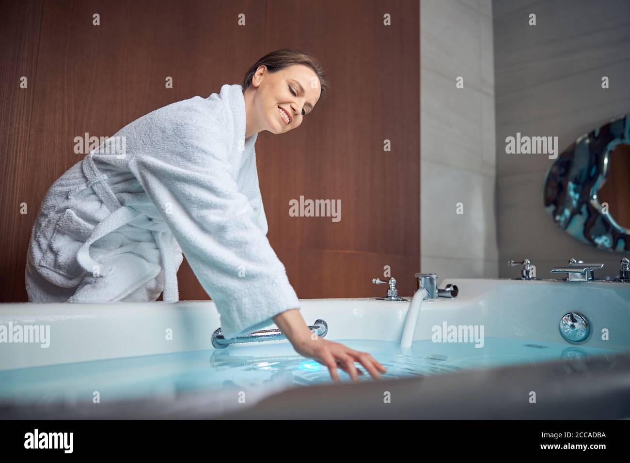 Lady getting ready hi-res stock photography and images - Alamy