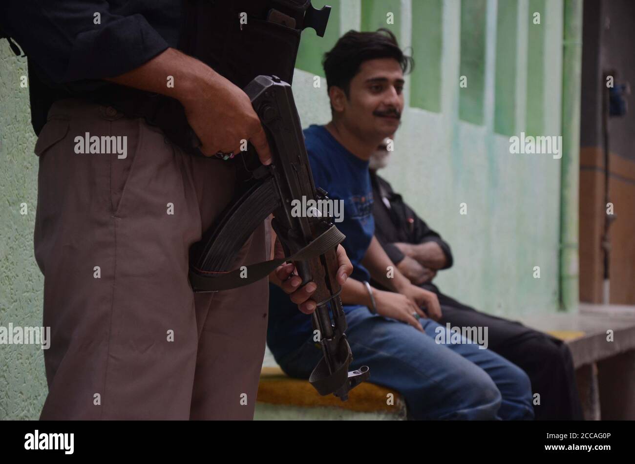 Peshawar, Pakistan. 20th Aug, 2020. A special police force member ...